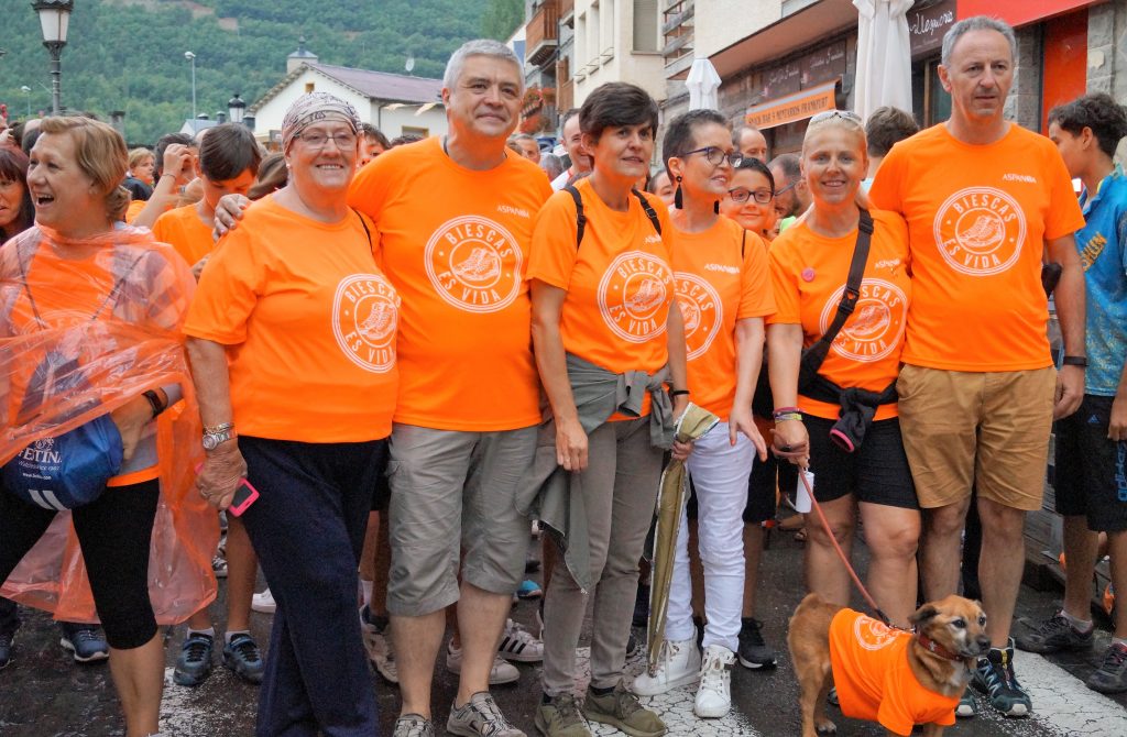 Ni la tormenta pudo con la marea naranja de solidaridad de Biescas es Vida