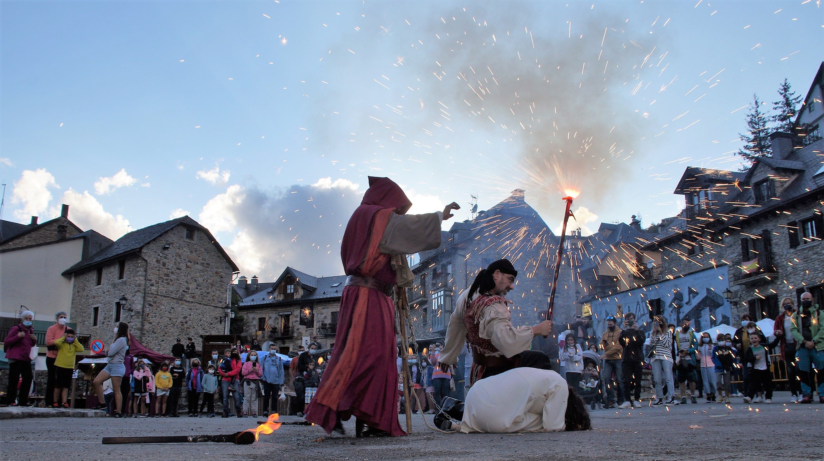 Sallent de Gállego se deja hechizar por la Feria de Brujas, Mitos y ...