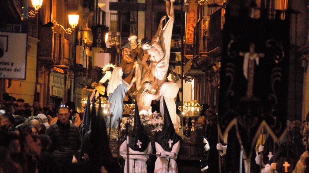 El Santo Entierro llena de tradición y devoción las calles de Jaca ante ...