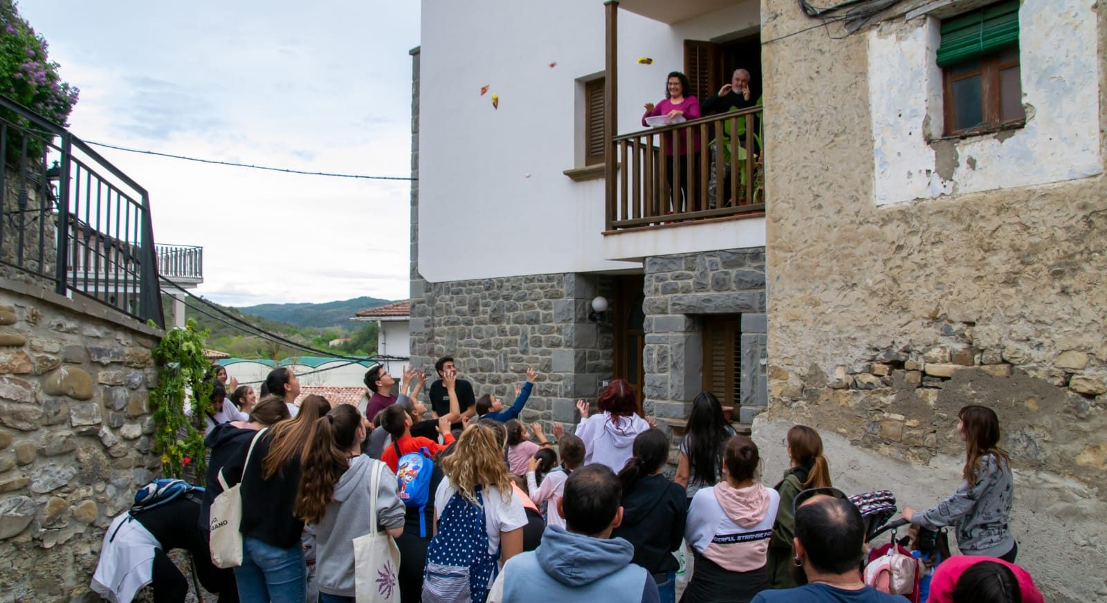 Los niños de Salvatierra de Esca mantienen la tradición por San Marcos