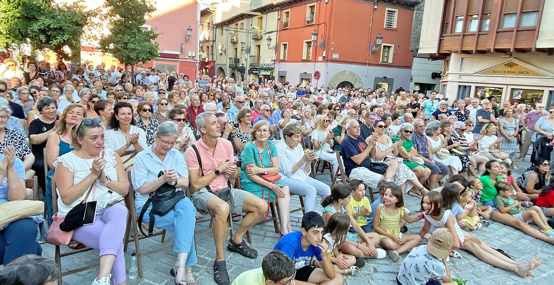 'Al son del chiflo' convence en Jaca y llena de folklore calles y ...