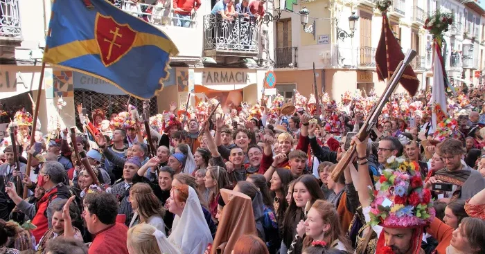 Piden al alcalde el Sueldo Jaqués para los autores del Himno de Jaca