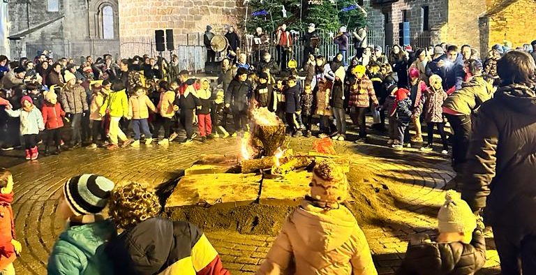 Buen tizón, buena brasa... y la zoca de Navidad volvió a arder en Jaca
