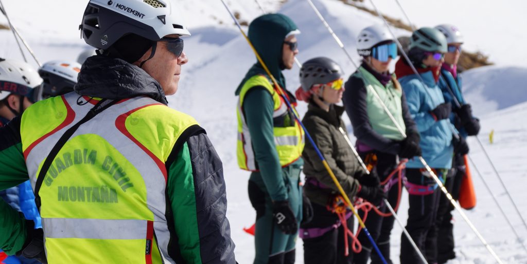 Prácticas de rescate en avalancha del CAEM de la Guardia Civil, en imágenes