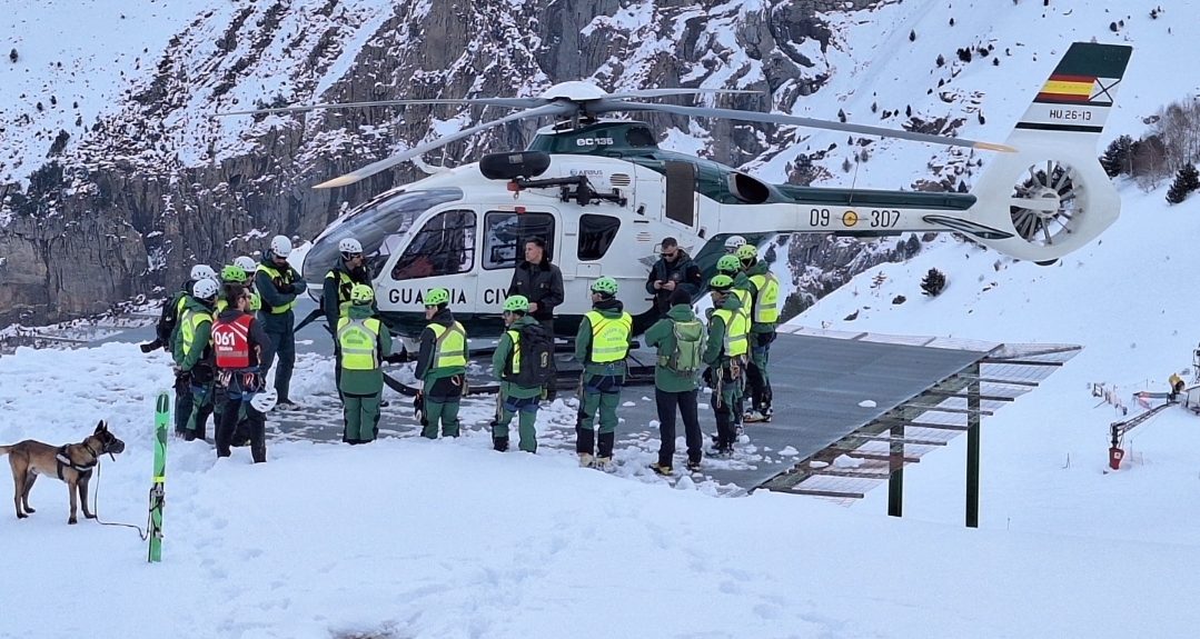 Instrucción de perros de rescate en avalancha de la Guardia Civil en Panticosa