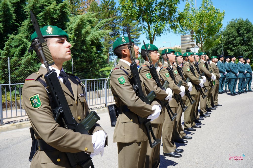 Fotos del izado de la última bandera del 'General Ricardos' en Barbastro
