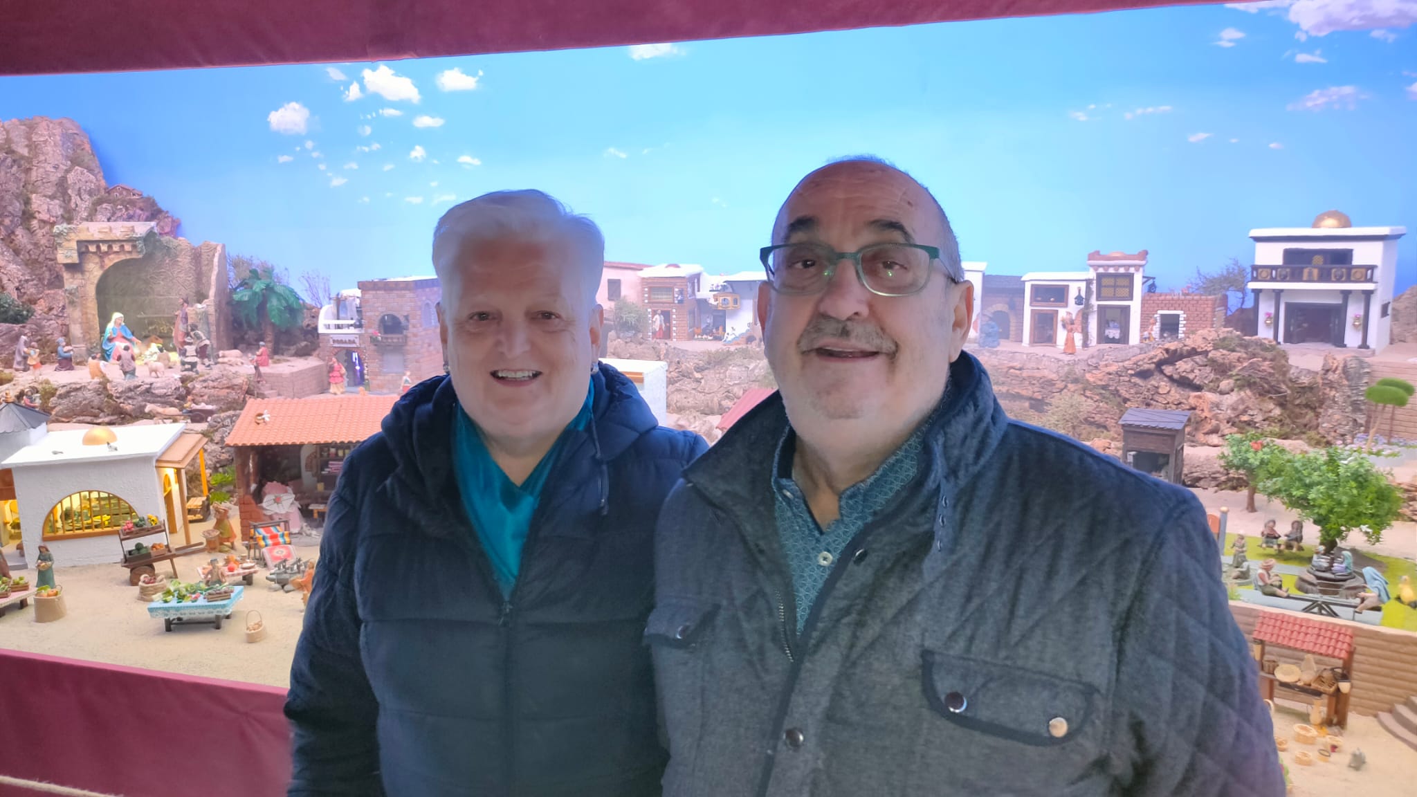 El belén de Lourdes Paúl y José María Ara ya ilumina a Cáritas Jaca