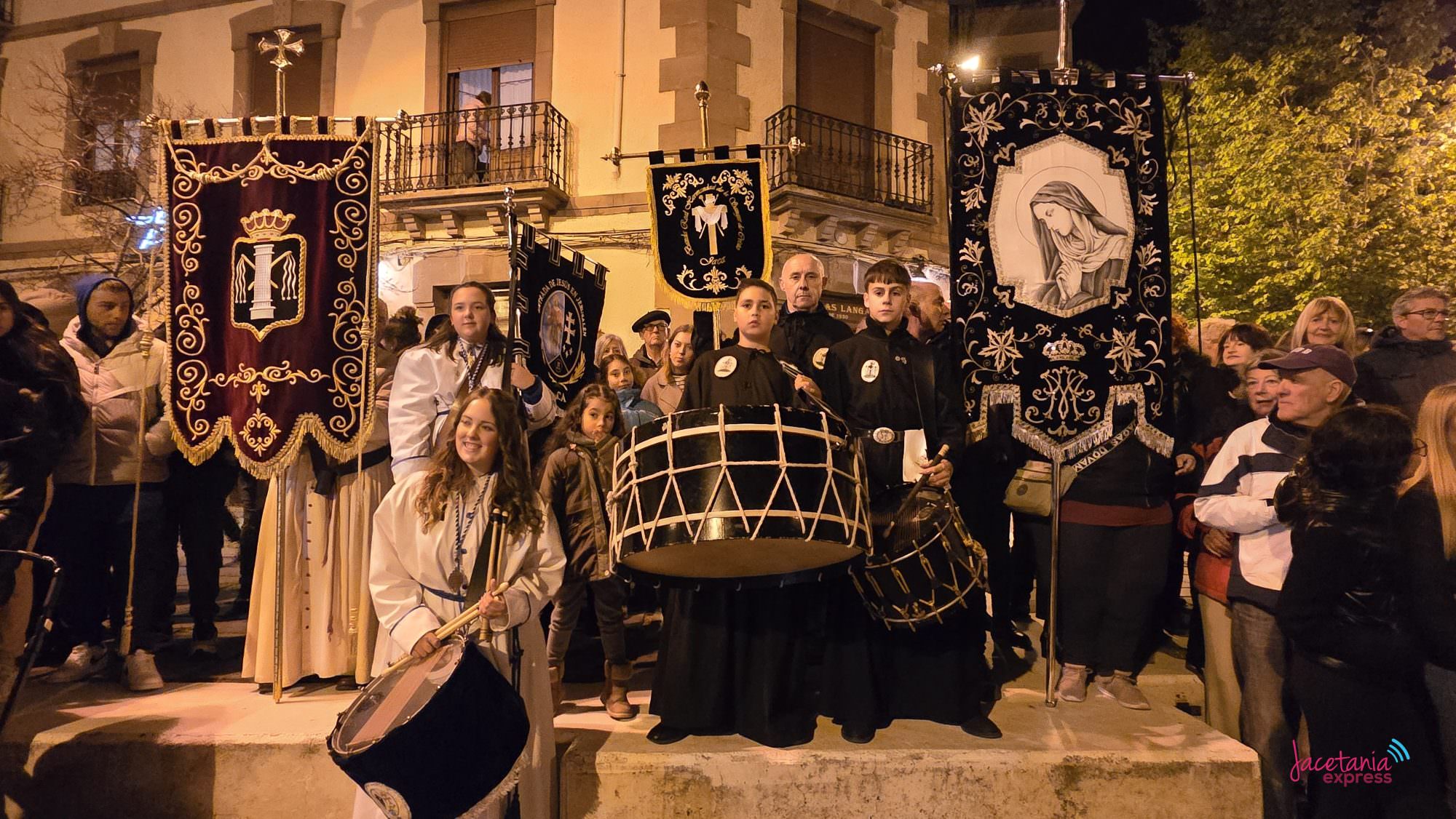 Jaca se estremece con La Rompida de tambores y bombos
