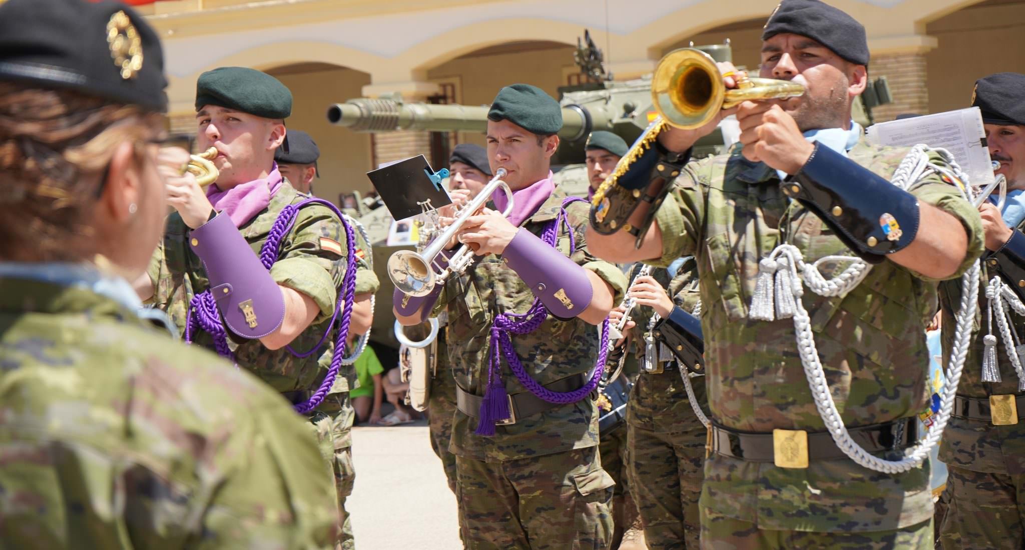 Cinco bandas de guerra de la División Castillejos, juntas una retreta ...