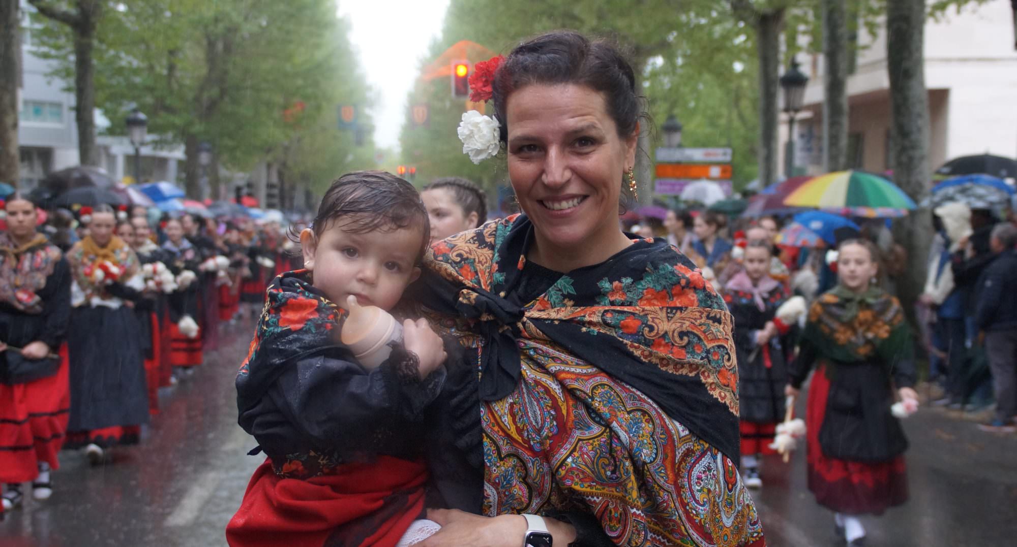 Jaca y el orgullo jaqués brillan en el Viernes de Mayo... ni la lluvia ...