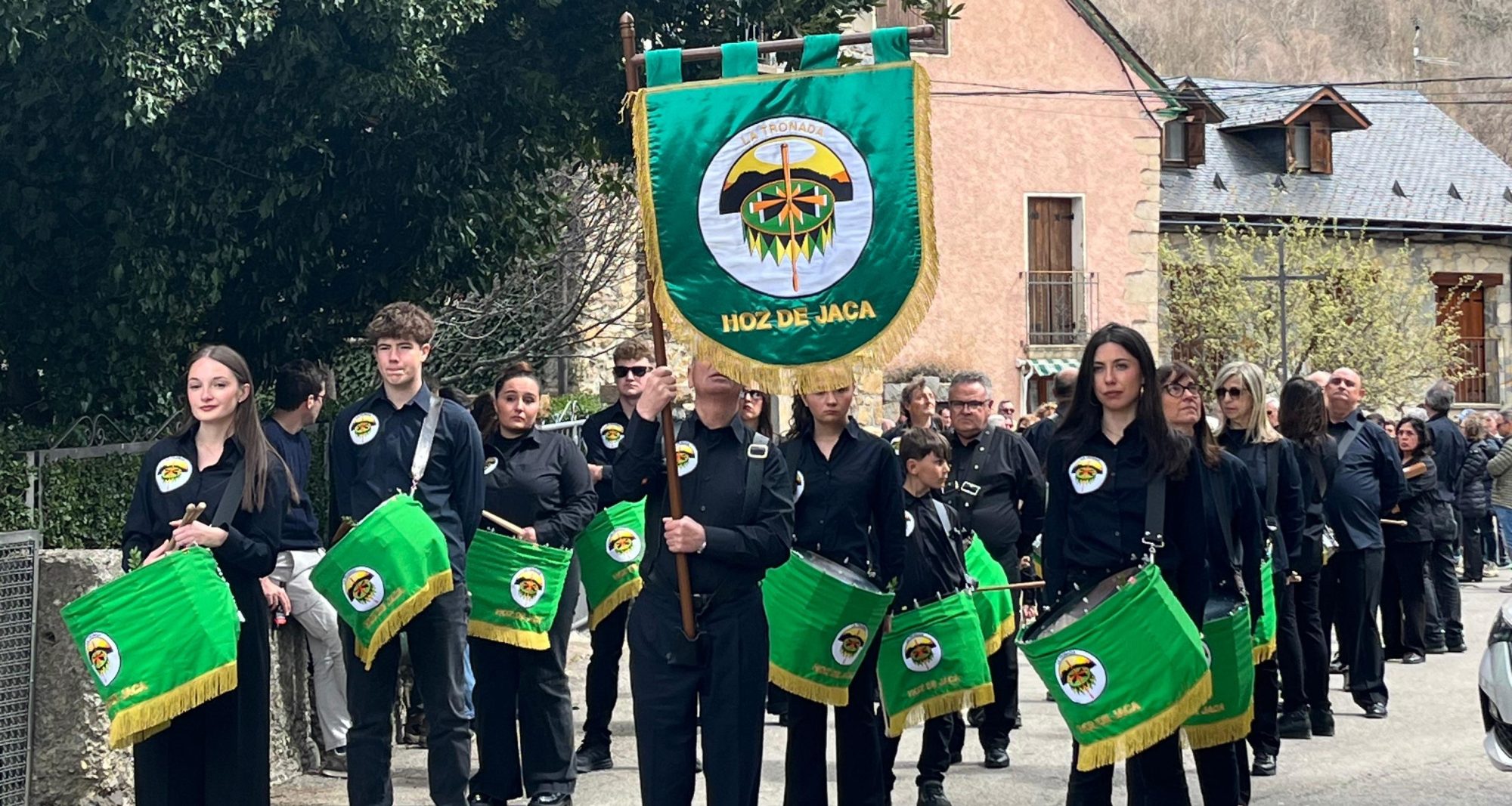 La Tronada reivindica historia e identidad en el Viacrucis de Viernes ...